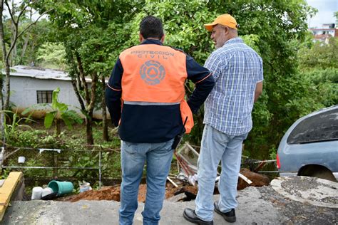 Supervisa Protección Civil y Obras Públicas el deslizamiento de tierra