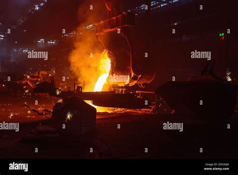 Proceso de fundición de metales en planta metalúrgica Vertido de metal