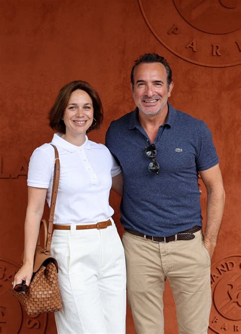 Photo Jean Dujardin et sa femme Nathalie Péchalat au village lors des