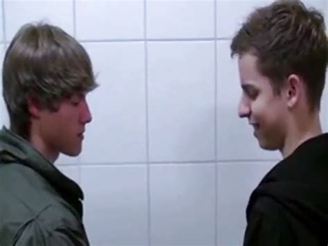 Se Retrouver Dans Des Toilettes Publiques Mondegay