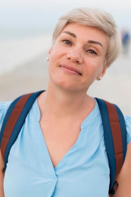 Portret Starszej Kobiety Turystycznej Na Plaży Darmowe Zdjęcie