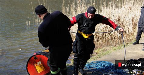 Wyciągnęli tajemnicze beczki z Jeziora Szmaragdowego ZDJĘCIA