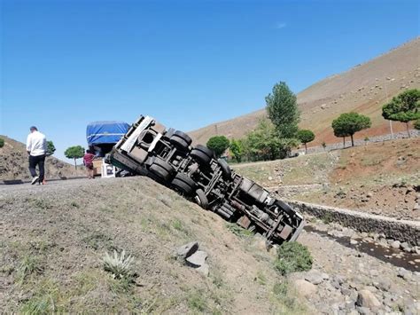 Son dakika haberi Kamyon şarampole devrildi sürücü kazayı ucuz