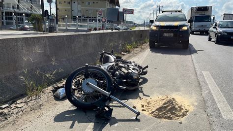 VÍDEO Motociclista sofre fratura exposta na perna após acidente na BR