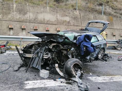 Un mort i quatre ferits dos d ells en estat crític en un dur accident