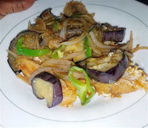 POISSON CAPITAINE SALÉ AUX AUBERGINES VIOLETTES LACONGOLAISE 242