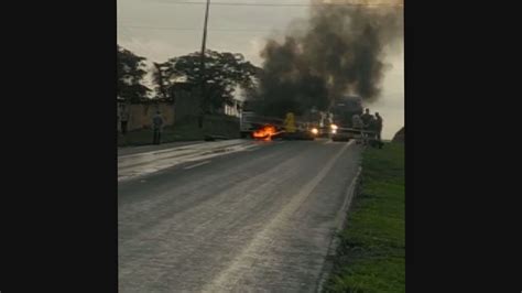V Deo Manifesta O De Caminhoneiros Bloqueia A Rodovia Sp Em S O