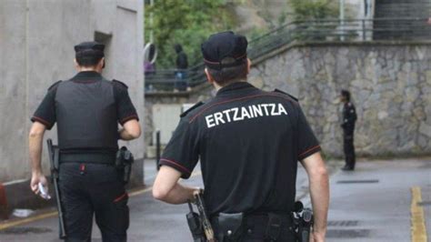 Heridos Tres Ertzainas En Azpeitia Por Lanzamiento De Objetos A