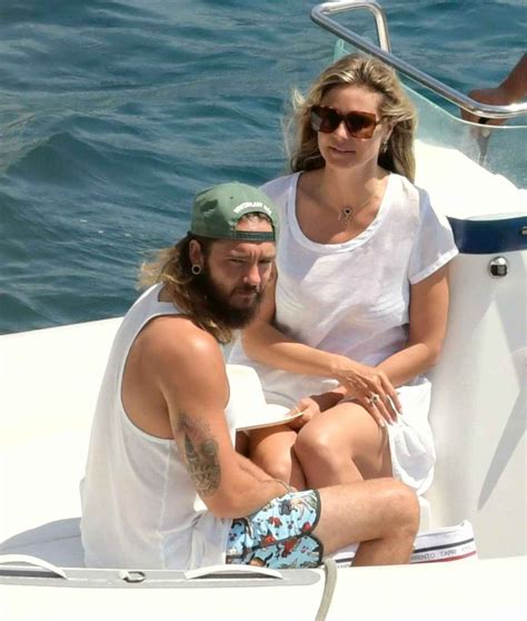 Heidi Klum bikini et seins nus sur un yacht à Capri Olympine