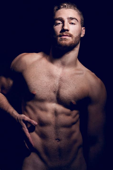 Ooh Pit Crew Valentino Vladimirov di RuPaul s Drag Race è Nudo Le