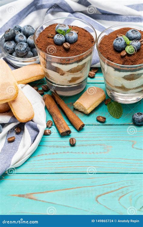 Postre Cl Sico Del Tiramisu En Un Vidrio Con Los Ar Ndanos En Fondo De