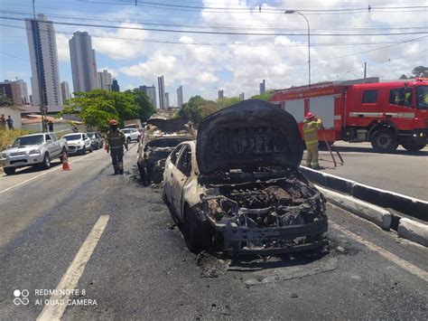 Carros Ficam Destru Dos Ap S Acidente Envolvendo Tr S Ve Culos Na Br