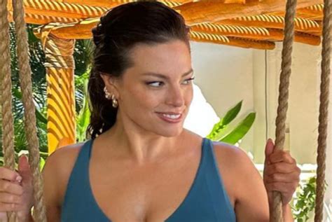 Watch Ashley Graham Show Off All Her Curves In A Colorful Bikinis In Mexico Page 6 Of 6