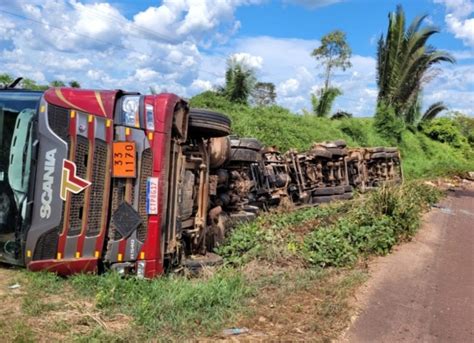 Motorista de caminhão tanque dorme ao volante e causa acidente na BR