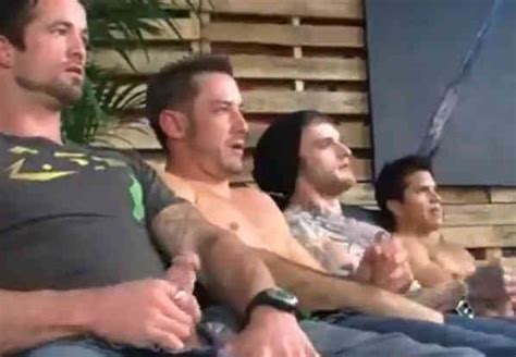 Homens Tocando Punheta Juntos na Masturbação Coletiva SEXO GAY