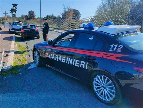 Non Si Ferma Allalt E Semina Il Panico Per Strada Inseguimento Da