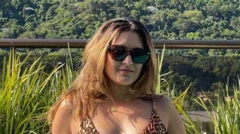 Filha gata da Fátima Bernardes surge biquíni de oncinha Super