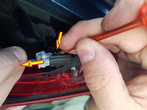 Ampoule et bloc feux arrière d une Renault Clio Comment les changer
