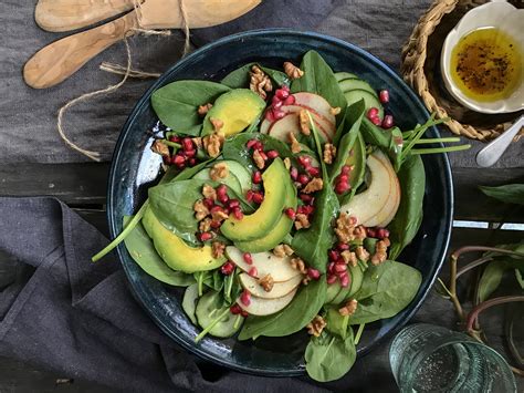 Ensalada De Espinacas Granada Aguacate Y Vinagreta De Nueces