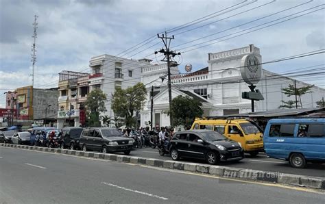 H Lebaran Lalu Lintas Di Jalan Medan Binjai Simpang Diski Padat