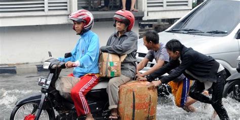 Diguyur Hujan Lebat Dua RT Dan Tiga Ruas Jalan Di Jakarta Banjir