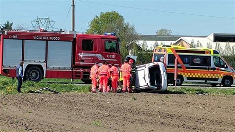 Finisce Fuori Strada E L Auto Si Cappotta Donna Incastrata Tra Le