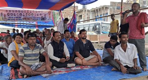 दकनदर न अपन दकन बद कर अनशन क दय समरथन