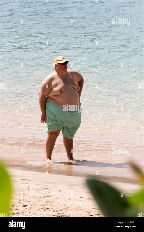 Hombre gordo en la playa fotografías e imágenes de alta resolución Alamy