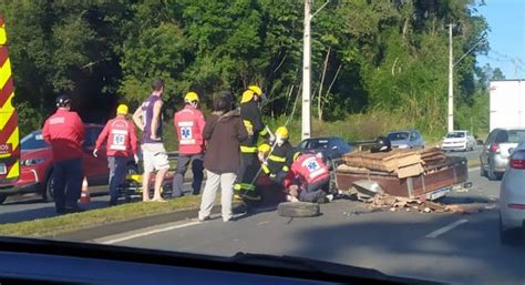 Motociclista fica ferido após colidir em carretinha na avenida Santos