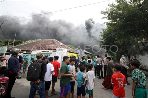 KEBAKARAN PABRIK SEPATU DAN SANDAL ANTARA Foto