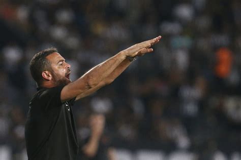 Artur Jorge ressalta desejo de Júnior Santos ficar no clube