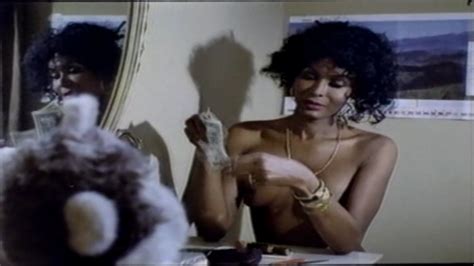 Naked Ajita Wilson In La Doppia Bocca Di Erika