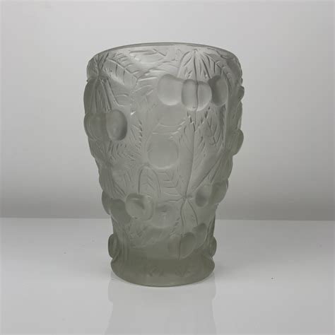 Vase en verre moulé pressé depoli décor cerise Josef Inwald Barolac