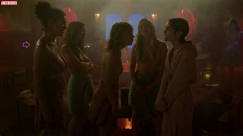 L A Surya Diouf Nue Dans Emily In Paris