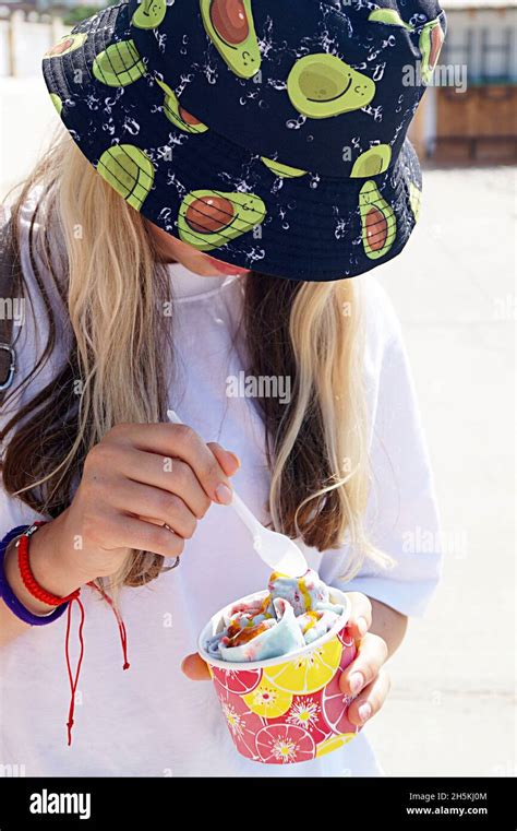 Girl With An Ice Cream On The Beach Banque De Photographies Et Dimages