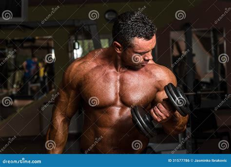 Halterofilista Que Faz O Exercício Pesado Para O Bíceps Peso Foto