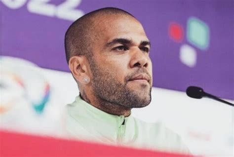 Daniel Alves é condenado a 4 anos e 6 meses de prisão por estupro de