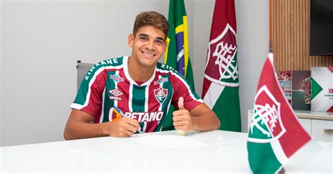 Fluminense anuncia a renovação de contrato o atacante João Neto