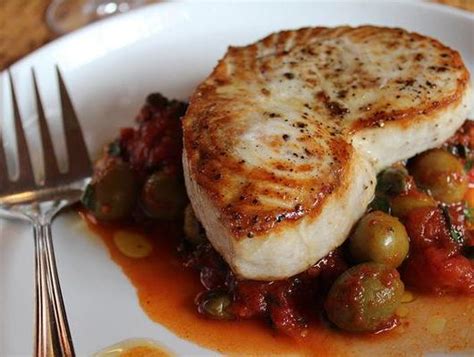 Espadon rôti aux olives à la manzanilla aux tomates cerises et aux