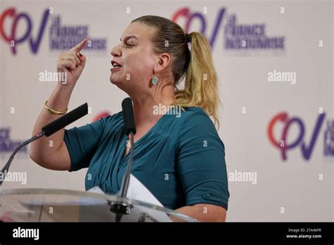 La députée Mathilde Panot intervient lors de la réunion de paix qui a