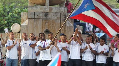 GOBERNADOR ENTREGA BANDERA DE PR A DELEGACIÓN BORICUA DE LOS JUEGOS