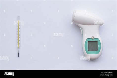 Comparaison entre un thermomètre en verre au mercure et un thermomètre