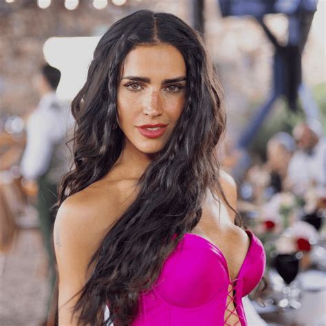 Bárbara de Regil se viste de fucsia en la boda de su hermana y la