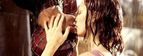 Kirsten Dunst spune că i a fost dificil să l sărute pe Tobey Maguire în