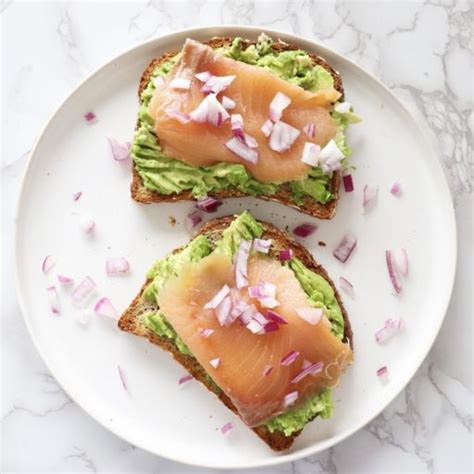 Tostada De Aguacate Con Salm N Sensalus