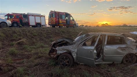 Colisão entre carro e moto mata duas pessoas e deixa três feridas na BR