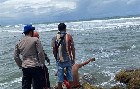 Asyik Berenang Wisatawan Hilang Terseret Gelombang Di Pantai Manalusu