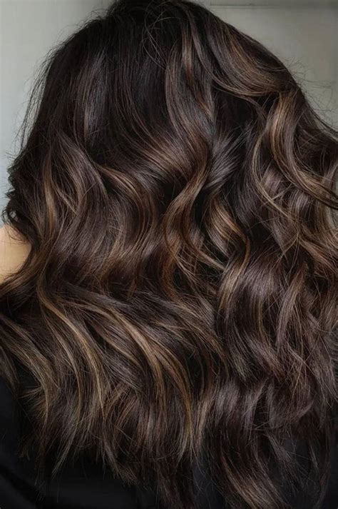Balayage en morenas las mechas más bonitas para las melenas más oscuras