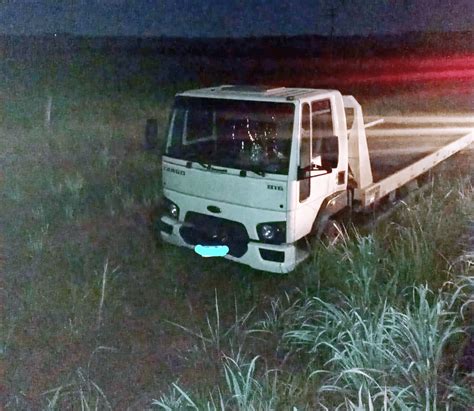 Motorista de caminhão guincho dorme ao volante e sai da pista na BR 060