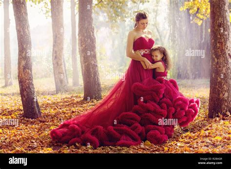 Mamma E Figlia In Abiti Di Lusso Foto Stock Alamy